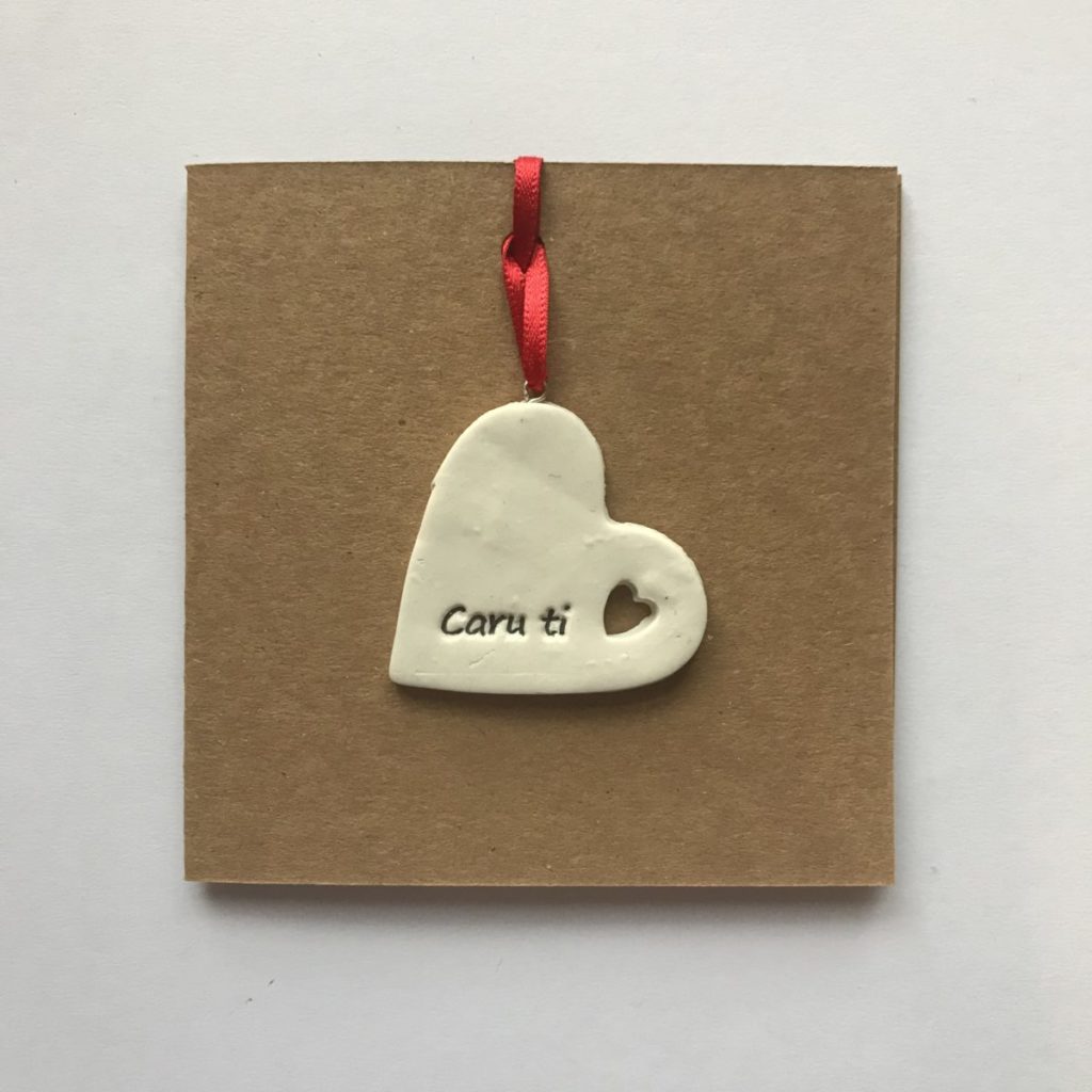 Cerdyn gyda addurn calon – Cariad/Caru Ti/Caru Chdi – Cyfarchion